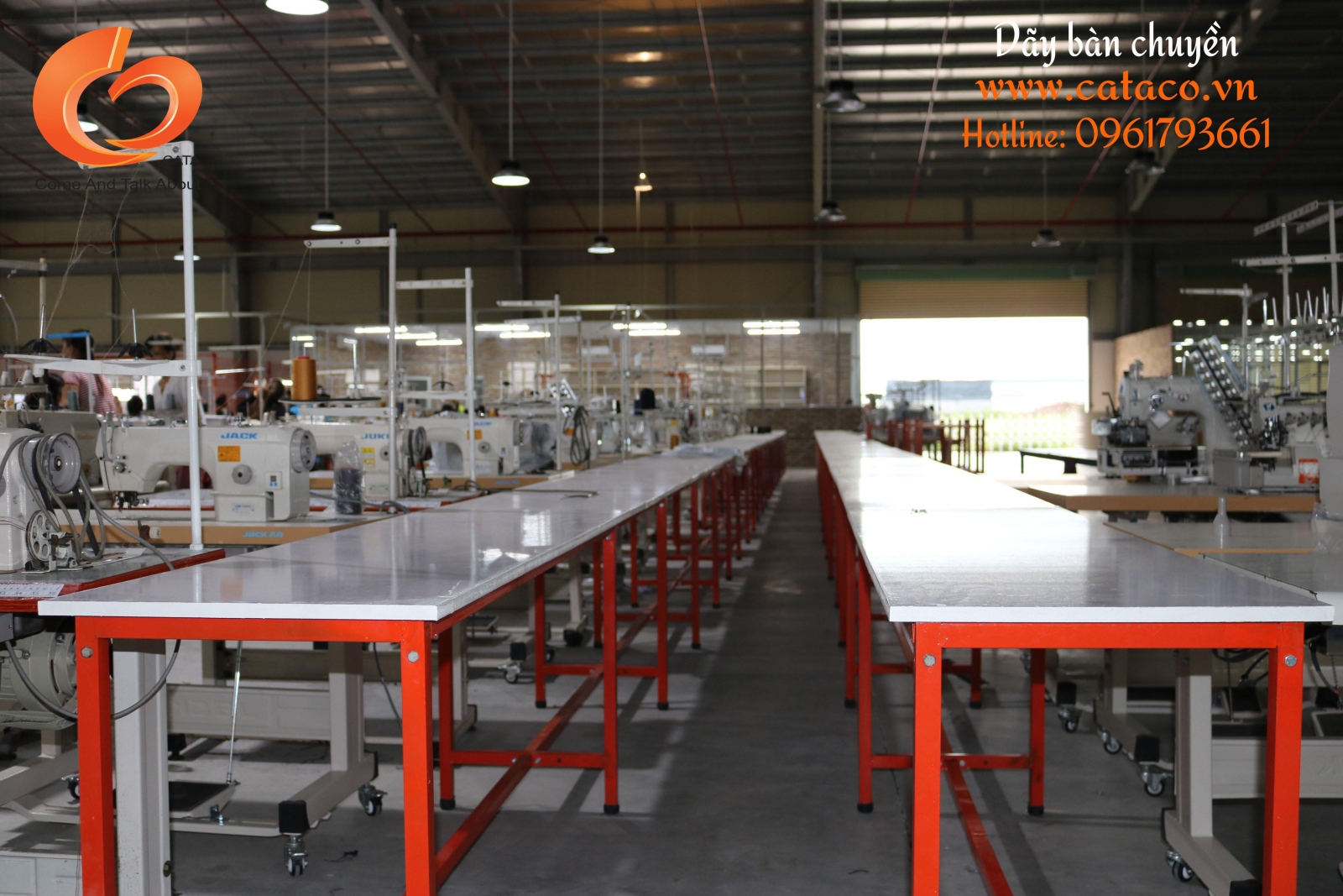 Thi Công Bàn Ghế Xưởng May Với Màu Sắc Nổi Bật